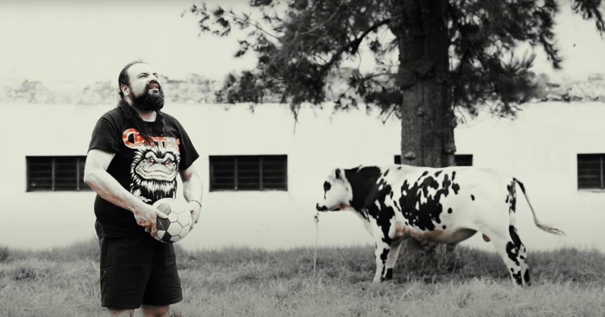 Chite le canta al fútbol y sus vicios