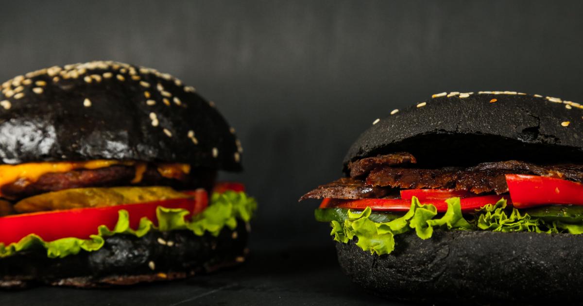 No es recomendable consumir alimentos teñidos de negro en Halloween