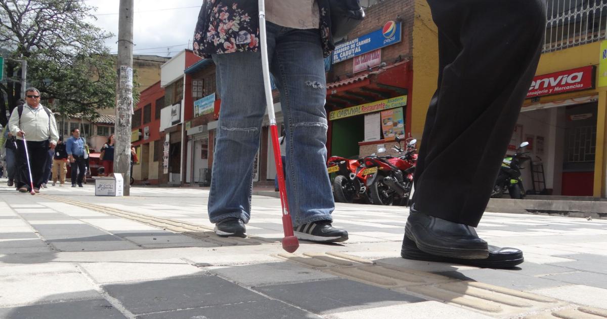 Consejos para interactuar con personas ciegas y con baja visión en el ...