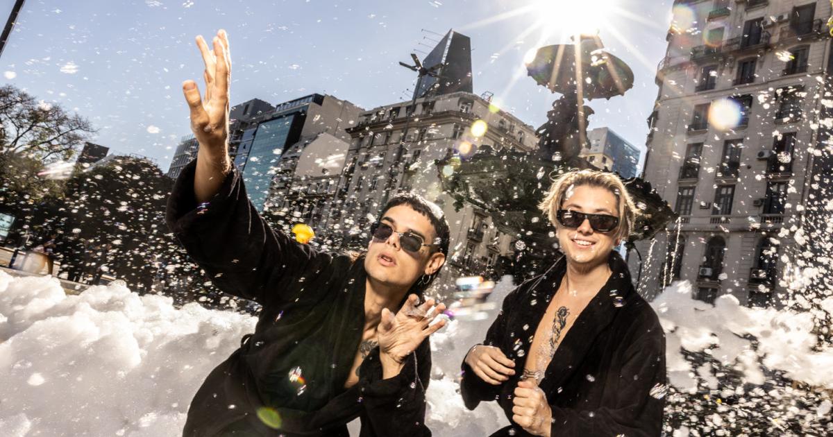 CA7RIEL & Paco Amoroso llegan a Colombia con su 'Tour 2024 Baño María ...