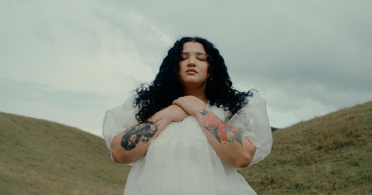 Bella Álvarez estrenó su álbum 'Neotusa Vol. 1' | Radiónica