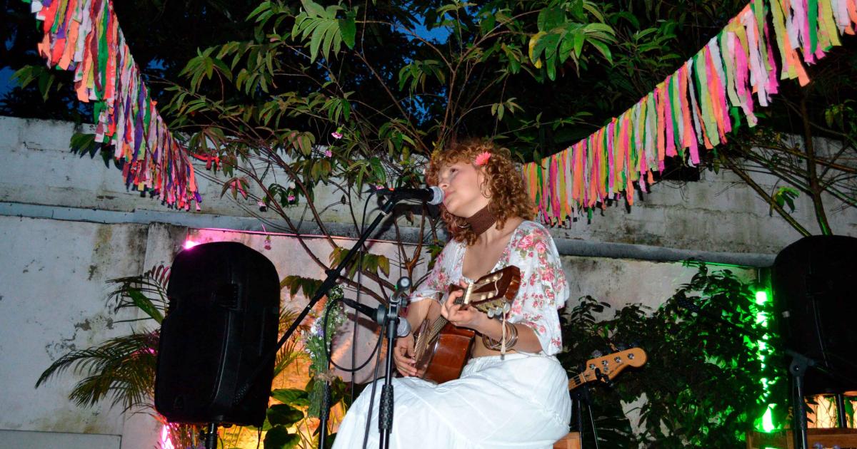 Conoce a Grexy Alessandra, artista cantautora caleña