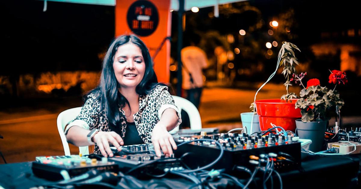 Ari Deejay, pionera de la música electrónica en el Eje Cafetero