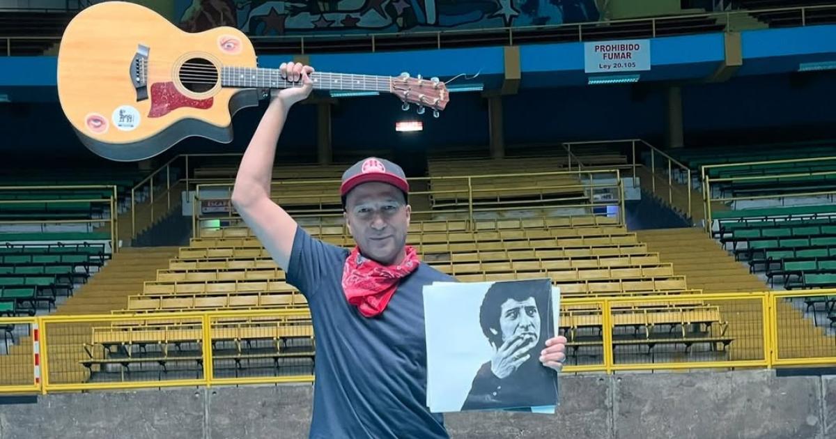 Tom Morello hizo homenaje a Victor Jara en estadio de Chile